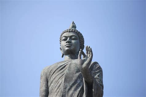 경치가 좋은 계발 고요한 고요함 관광 다르마차크라 무드라 돌 동상 랜드마크 명상 명상적인 문화 문화 유산