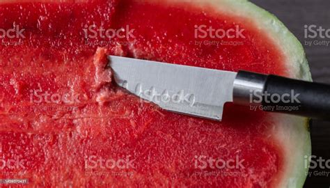 여름에 식탁에 칼로 자른 신선한 수박의 클로즈업 평면도 칼로 빨간색 잘 익은 수박 빨간 수박의 펄프에 날카로운 부엌 칼 건강한 식생활에 대한 스톡 사진 및 기타 이미지