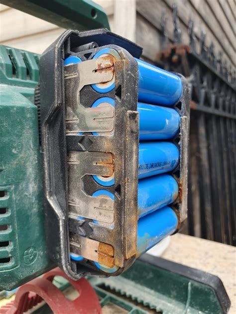 Why There Is Rust In Every Battery Modulw But In Different Pole R Batteries