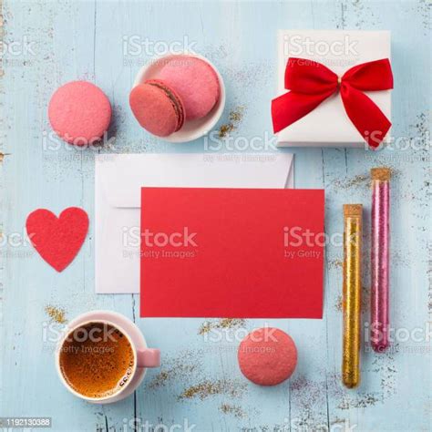 빈 빨간 종이 커피 한 잔 마카롱 나무 파란색 배경에 작은 선물이있는 흰색 봉투 개념에 대한 스톡 사진 및 기타 이미지 개념 결혼식 공란 Istock