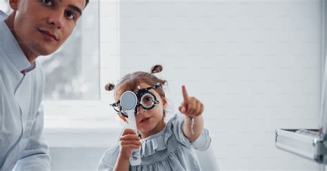 비전 테스트 젊은 안과 의사는 클리닉에 여성 방문객이 거의 없습니다 사진 Unsplash의 안경 이미지