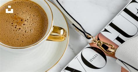 은색 숟가락 옆에 접시에 흰색 세라믹 컵 사진 Unsplash의 무료 리에투바 이미지