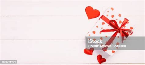 발렌타인 데이 또는 다른 휴일 수제 선물에 빨간 하트와 선물 상자가 있는 종이에 휴일 포장지 복사 공간 디자인을위한 빈 공간 흰색 나무 테이블 상단보기에 선물 상자 선물
