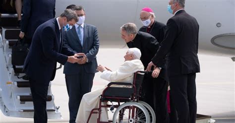 pope francis stokes retirement speculation by copying resigned pontiffs