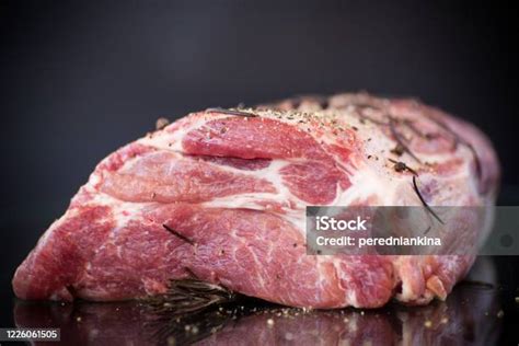 어두운 에 향신료와 로즈마리와 돼지 고기 조각 원시 고기 건강한 식생활에 대한 스톡 사진 및 기타 이미지 건강한 식생활 검은색 고기 Istock