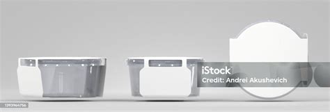 3d 흰색 판지 라벨 측면 및 상단보기가있는 둥근 투명 플라스틱 식품 용기 포장 디자인을위한 빈 종이 포장 격리 된 3d 렌더링 세트가있는 사실적인 모형 투명 상자 테이크