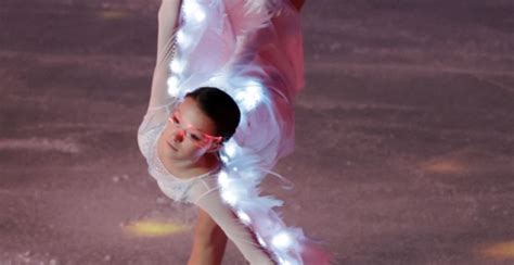 多图！花滑表演赛“名场面”不断，羽生吻冰、冰墩墩被扑倒… 腾讯新闻