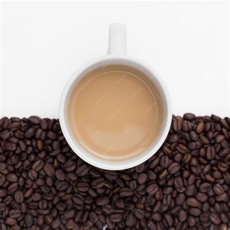 커피 컵과 콩보기 배열 위 무료 사진