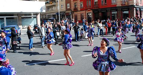 마드리드 카니발 퍼레이드 전형적인 의상 춤으로 볼리비아 댄스 그룹 3월에 대한 스톡 사진 및 기타 이미지 3월 Carnival Dance Troupe Istock