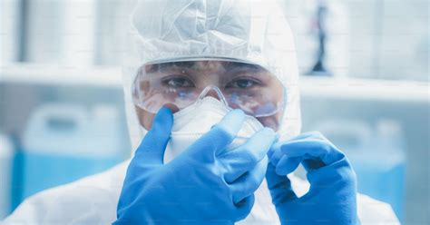 의학 실험실 바이러스 질병 유행성 독감 클리닉 또는 병원의 건강 안전 위생을 위한 보호 유니폼에서 일하기 위해 장갑과 마스크를 착용하는 과학자 또는 의사 사진
