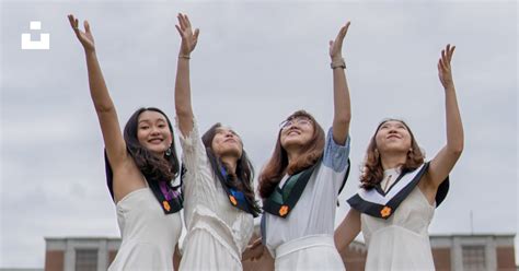 낮에 야외에서 박격포 모자를 던지는 네 명의 소녀의 로우 앵글 사진 사진 Unsplash의 무료 여성 이미지