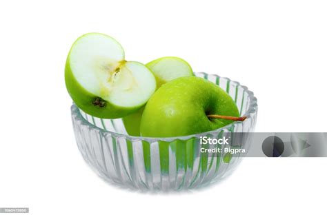 녹색 사과 물 방울으로 흰색 바탕에 유리 그릇에 조각 과일 건강 시체를 키 우다 0명에 대한 스톡 사진 및 기타 이미지 0명 가득 찬 건강관리와 의술 Istock