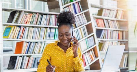 비즈니스 전문가 사무실에서 시간을 보내는 동안 컴퓨터를 사용하여 데이터를 분석하는 비즈니스 여성 사무실에서 아름 다운 젊은 웃는 전문 흑인 여자 사진 Unsplash