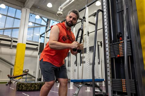 Foto De Homem Malhando Na Academia Fazendo Flexões De Corda Treino De Bíceps E Tríceps Braço E