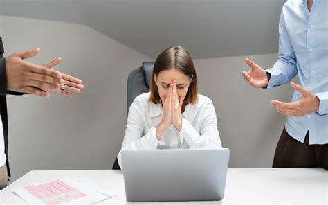 Дослідження показало скільки держслужбовців стикалися з дискримінацією та сексуальними