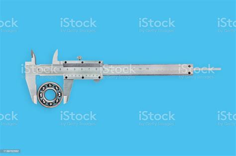 작업실에서 파란 테이블에 새로운 둥근 강철 방위를 측정 하는 금속 버 니 어 캘리퍼스 1 개 평면도 수리 컨셉 강철에 대한 스톡 사진 및 기타 이미지 Istock