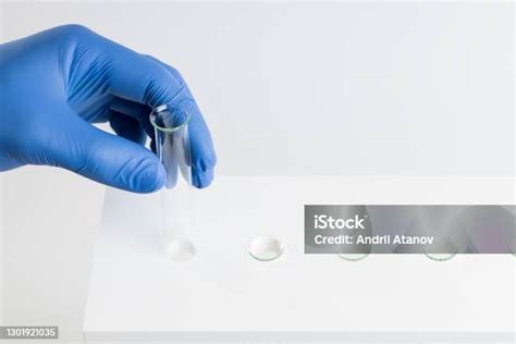 사람은 흰색 배경 위에 실험실 유리 튜브를 들고 의료 보호 장갑을 착용 스튜디오 샷 과학 연구 개념 30 34세에 대한 스톡 사진 및 기타 이미지 Istock