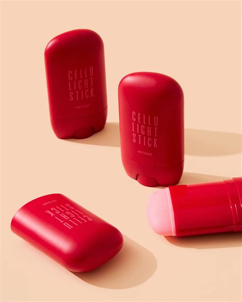 티로젯 🏻박태연 유행은 돌고 돈다더니 20년 만에 무라카미 리에디션이 돌아왔어요 🫢 제 또래 분들은 이 디자인 기억하시죠 20년 전에 정말 좋아했던 가방인데