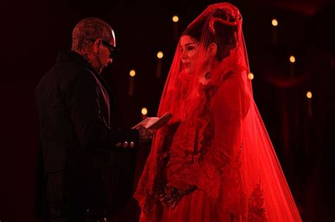 Heres Every Detail Of Kat Von Ds Deliciously Goth Wedding Dress Amour Mariage Gothique Je
