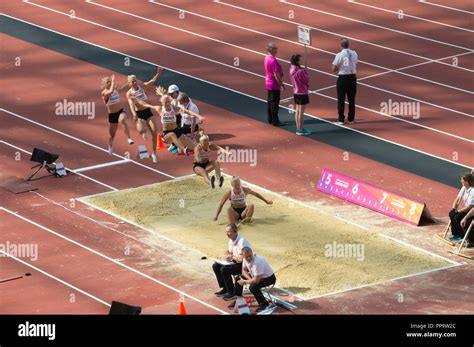 Saut En Longueur Banque De Photographies Et Dimages à Haute Résolution