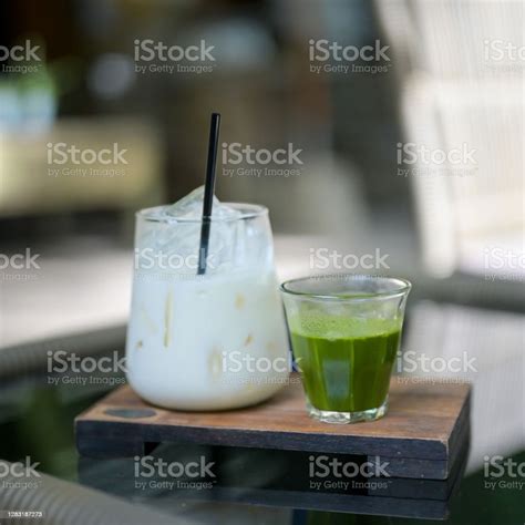 카페 배경의 나무 테이블에 얼음 녹차 컵과 우유 유리 항아리가 복사 공간을 가지고 있습니다 0명에 대한 스톡 사진 및 기타 이미지 Istock