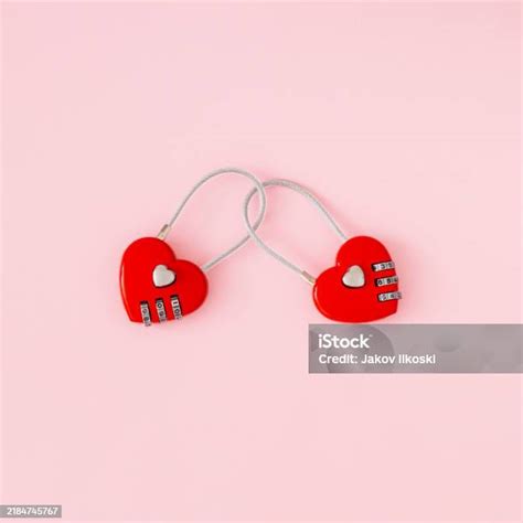 로맨틱한 레이아웃 와 빨간색 하트 모양 짐 자물쇠 와 파스텔 핑크 배경 바탕에 최소한의 창조적 인 사랑 개념 발렌타인 데이 플랫 레이 0명에 대한 스톡 사진 및 기타 이미지