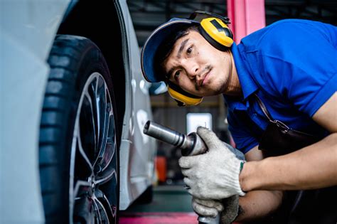 자동차 정비사 수리공은 자동차 휠을 교체하고 차고에서 서스펜션을 점검하고 예비 부품을 변경하고 자동차의 주행 거리를 확인하고