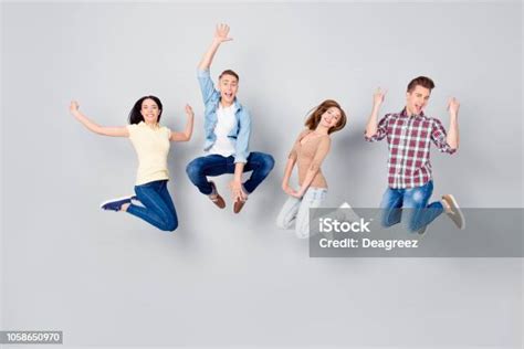 최종 시험의 성공적인 완료 전체 길이 다리 몸 캐주얼 청바지 착용 점프와 밝은 회색 배경에 고립 된 포즈에 젊은이의 크기 초상화 점프에 대한 스톡 사진 및 기타 이미지