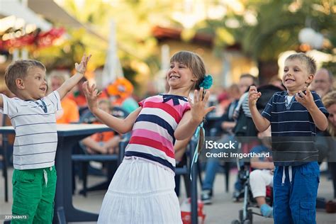 여름 저녁에 활기찬 미니 디스코 파티에서 열정적으로 춤을 추는 세 명의 사랑스러운 아이들 3 명에 대한 스톡 사진 및 기타 이미지 3 명 4 5세 8 9 살 Istock
