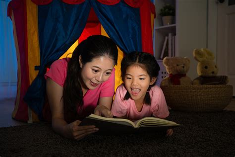 웃 고 있는 여자와 행복 하 게 사랑 스러운 어린 소녀 아름다움 2명에 대한 스톡 사진 및 기타 이미지 2명 가족 교육 Istock