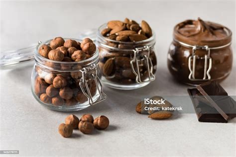 콘크리트 배경에 초콜릿 너트 크림과 생 견과류가있는 유리 항아리와 초콜릿 수평 조각 크림 유가공 식품에 대한 스톡 사진 및 기타 이미지 크림 유가공 식품 접시