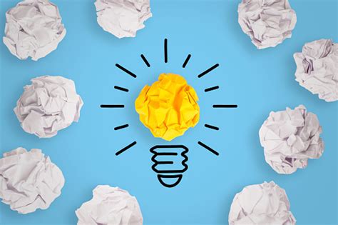 창조적 인 아이디어 개념 전구 파란색 배경에 구겨진 노란색 종이 0명에 대한 스톡 사진 및 기타 이미지 0명 개념 개성