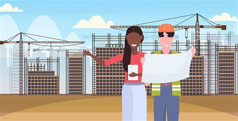 건축가 부부는 헬멧 팀워크 개념 건설 현장 배경 초상화 수평에서 건축가를 회의하는 동안 새로운 건물 프로젝트를 논의 하는 경주 엔지니어 팀을 혼합 하는 청사진과 함께 작업