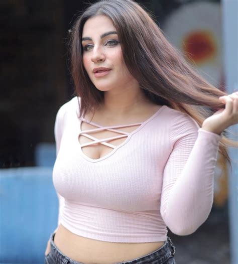 Isha Khurana Biography Wikipedia Height Age Boyfriend Images