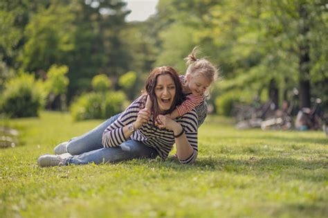 행복 한 엄마와 딸이 공원에서 가족 야외 라이프 스타일으로 아름다움 자연 장면입니다 행복 한 가족 녹색 잔디에 함께 휴식 야외 재미 행복과 가정 생활의 조화 2세대 가족에