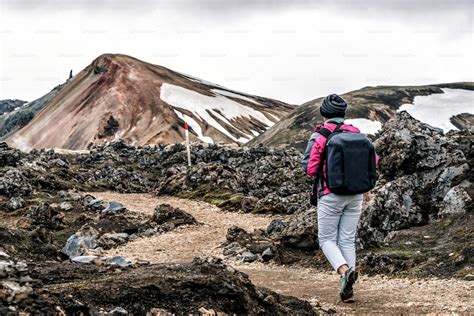 아이슬란드 북유럽 유럽의 고원에 있는 란드만날뢰이가르landmannalaugar의 초현실적인 자연 풍경에서 하이킹을 즐기는 여행자 여름 트레킹 모험과 야외 산책으로