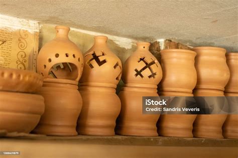 점토 공예 도자기 스튜디오 나무 테이블 전통 도공 작품 따뜻한 색상 0명에 대한 스톡 사진 및 기타 이미지 0명 갈색 골동품 Istock