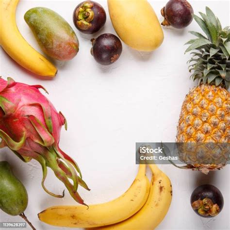 흰색에 열 대 과일 드래곤 과일 망고 파인애플 망고스틴 바나나 코코넛 건강 한 음식 배경입니다 여름 개념입니다 평면도 복사 공간 평평한 평 신도 0명에 대한 스톡 사진 및