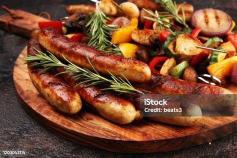 구운 돼지고기 시쉬 또는 케밥과 야채를 곁들인 야채와 함께 맛있는 구운 고기를 야채와 함께 구워서 구워요 고기에 대한 스톡 사진 및 기타 이미지 Istock