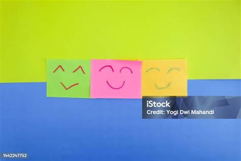 파란색과 라임 배경에 빨간색과 녹색 마커로 그려진 3개의 표현이 있는 여러 스티커 메모 0명에 대한 스톡 사진 및 기타 이미지 0명 감정 귀여운 Istock