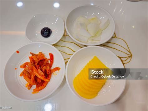 피클 한 그릇 얇게 썬 과일 한 그릇 얇게 썬 야채 한 그릇 등 다양한 음식이 담긴 흰색 접시 건강한 생활방식에 대한 스톡 사진 및 기타 이미지 Istock