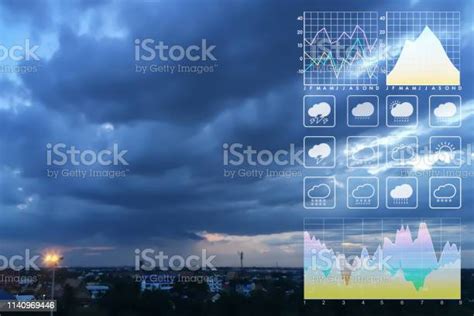 일기 예보 열 대 폭풍 배경에 그래프와 차트와 기호 데이터 프레 젠 테이 션 극적인 분위기 폭풍 구름과 황혼 열 대 하늘에 폭우 폭풍의 파노라마 보기 날씨에 대한 스톡 사진