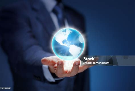 인간은 통신 연결 기술 전 세계 네트워크 인터넷 개념을 위한 미국 세계지도를 보여줍니다 손에 글로벌 비즈니스 세계 사업가는 푸른 배경에 행성 지구를 들고 양복을 착용 개념에