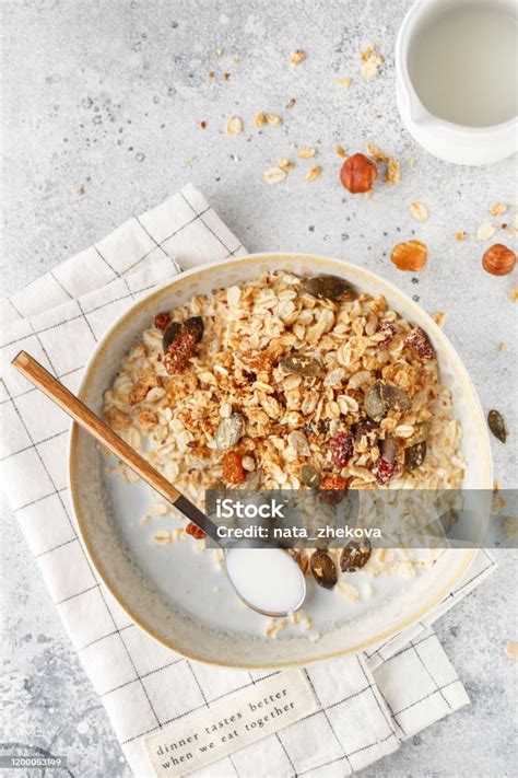 귀리 견과류 및 말린 베리를 곁들인 유기농 홈메이드 그래놀라 시리얼 유리 항아리에 뮤즐리 건강한 비건 아침 식사 또는 간식