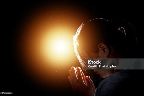 교회에서 기도로 손을 모았다 신앙 영성 및 종교에 대한 개념입니다 아침에 기도하는 여자는 노란 불빛과 반짝임이 온다 그리스도인의 삶 위기 하나님께 드리는 기도 개념에 대한