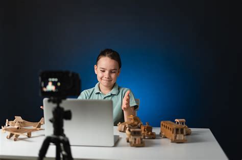 젊은 소년 비디오 블로거는 그의 추종자와 함께 스트림을 만들기 Z세대에 대한 스톡 사진 및 기타 이미지 Z세대 가정용 캠코더 노트북 Istock