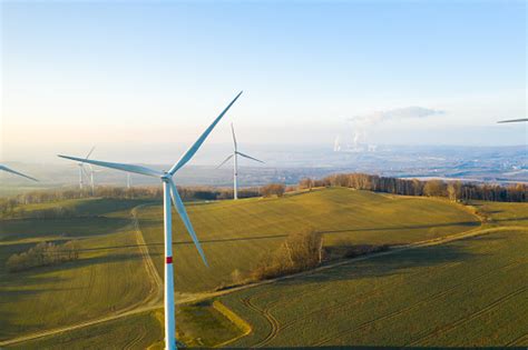풍력 발전 단지 또는 풍력 발전 단지의 파노라마 뷰 복사 공간이있는 발전 전기를위한 높은 풍력 터빈 녹색 에너지 개념 녹색 기술에 대한 스톡 사진 및 기타 이미지 Istock