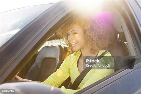 혼합됨 레이스 여자아이 차량 운전 운전하기에 대한 스톡 사진 및 기타 이미지 운전하기 차 여자 Istock