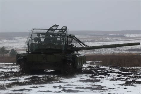 На Донбасс прибыли танки Т 72 с мягкой динамической защитой и мангалами Российская газета