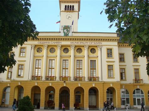 В Сливен вятърът е над 80 километра в час